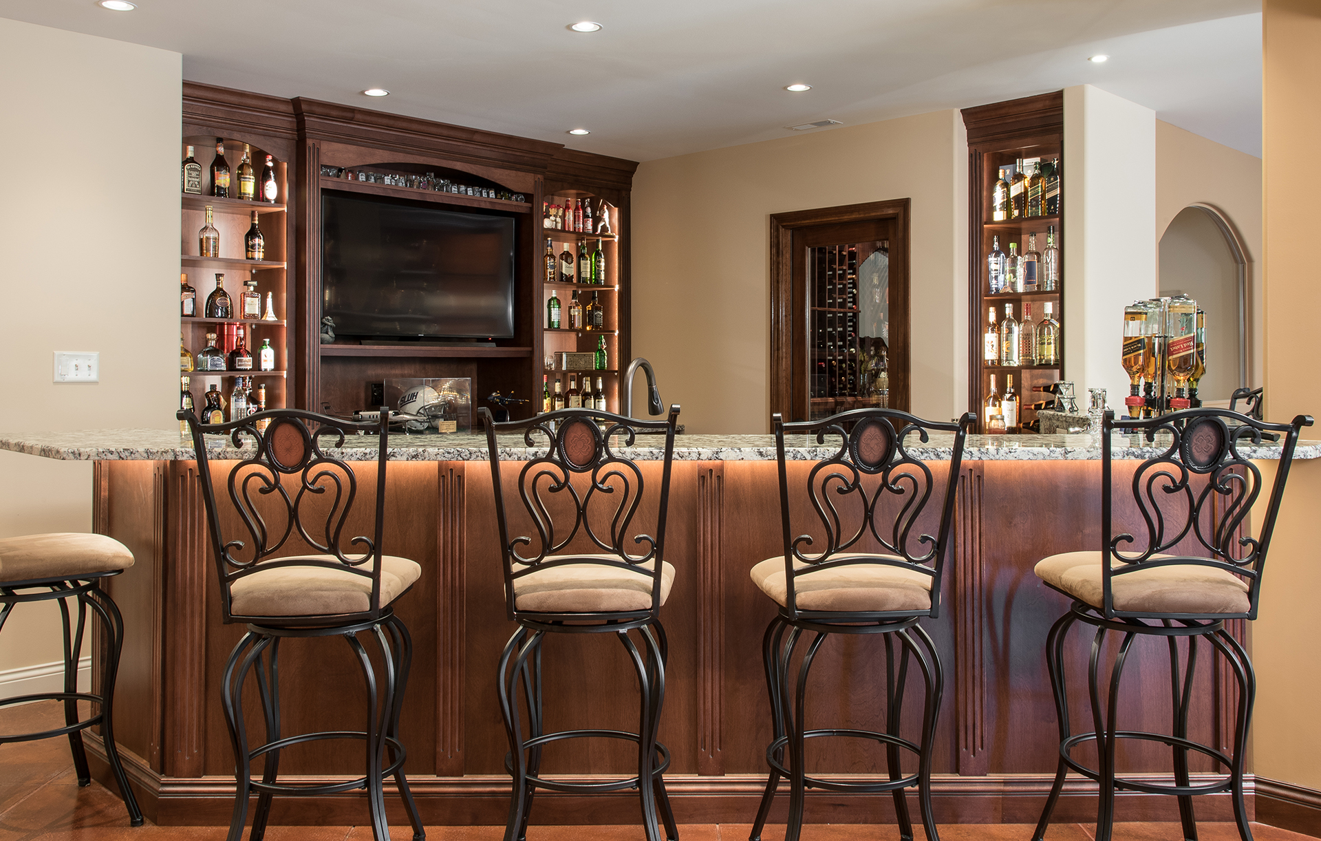 CI – Portfolio – Bar - Seneca (Birch, Chestnut) - Marquis Cabinets